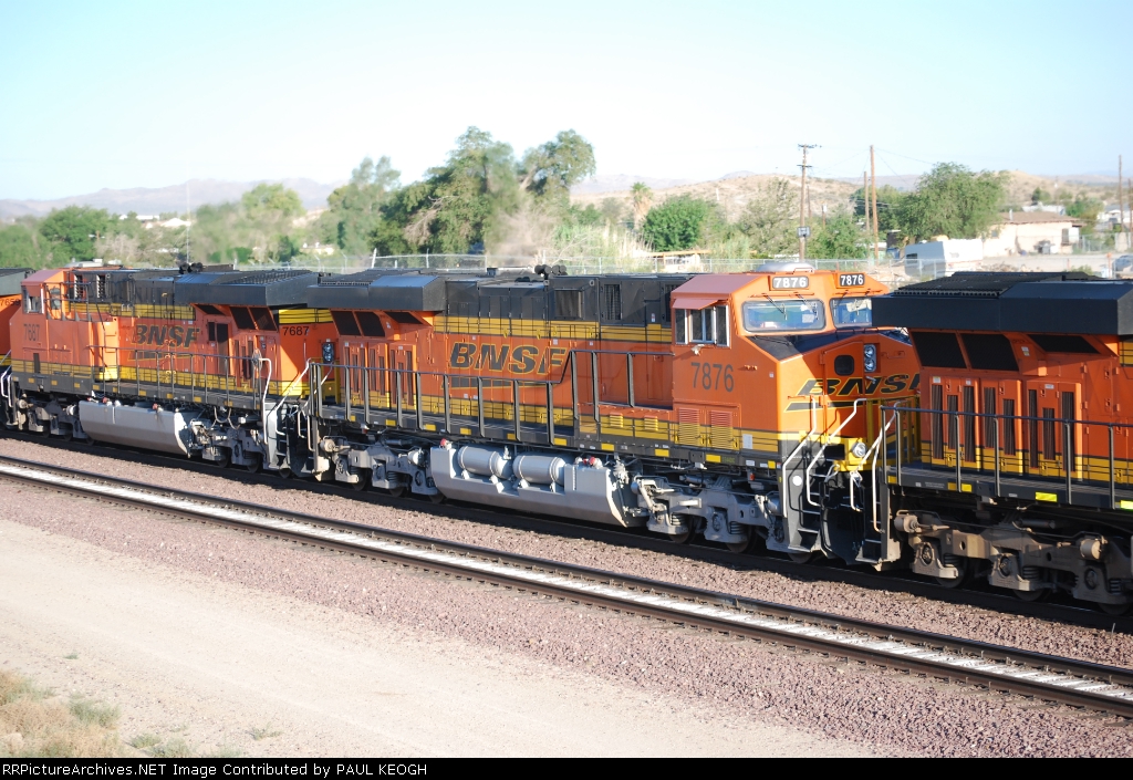 BNSF 7876 rolls west as the #3 unit on a westbound Z-Train.